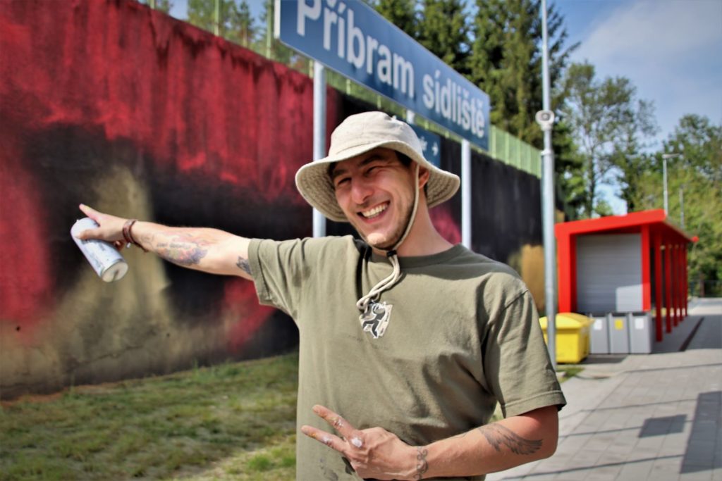 Na vlakové zastávce vzniká obrovské graffiti