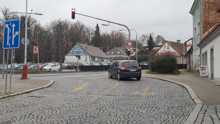 Vodorovné dopravní značení ve Střelecké ulici nejde jen tak sundat